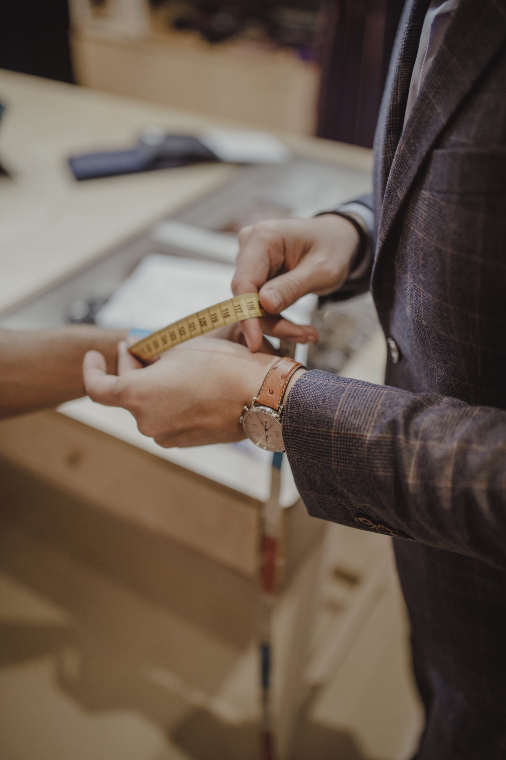 Comment se déroule un rendez-vous pour réaliser un costume de mariage sur mesure chez Atelier ...